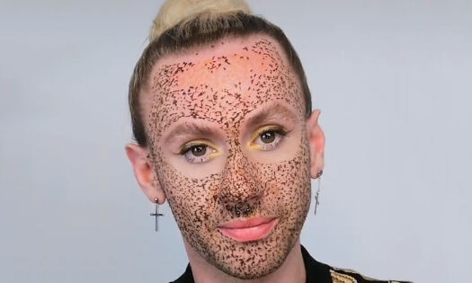 Mốt vẽ henna lên mặt bị chỉ trích