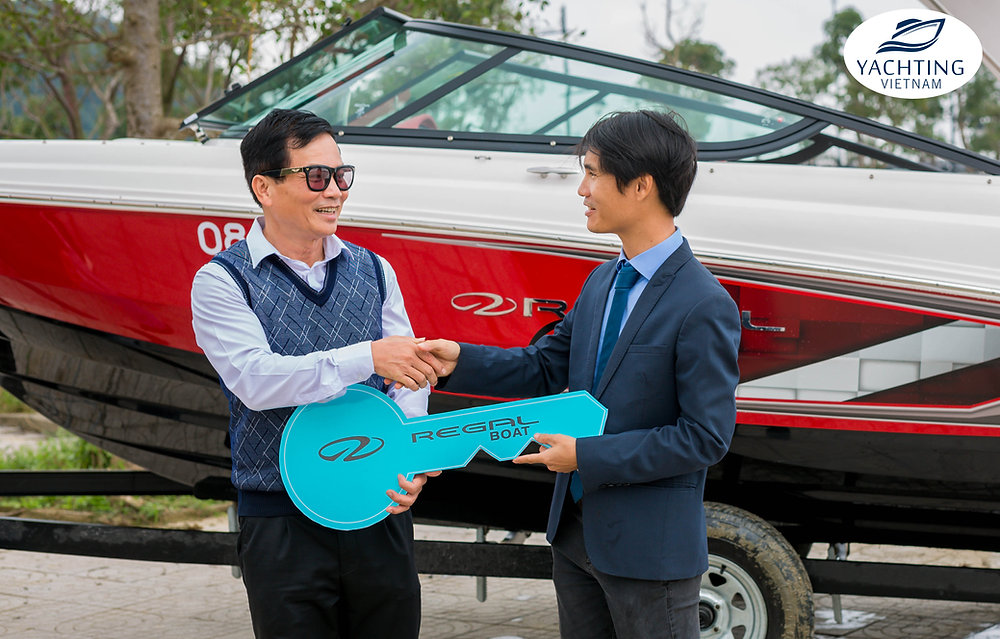 Yachting Việt Nam bàn giao thuyền Regal 21 OBX cho khách hàng