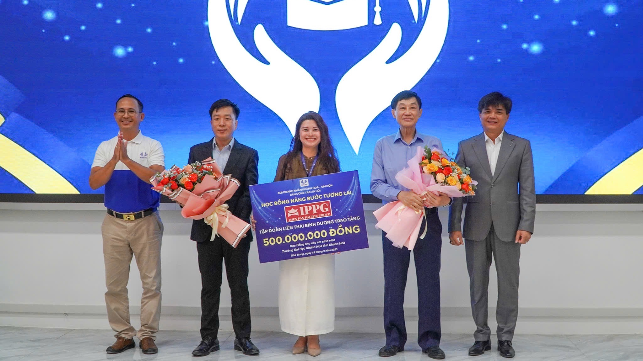 “Nâng bước tương lai” – Tấm lòng của ông Johnathan Hạnh Nguyễn – Chủ ...